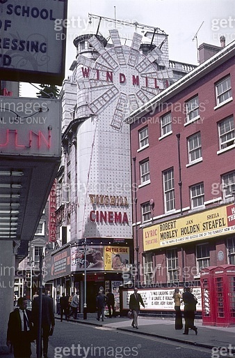Street scene on Great Windmill St. in the Soho district of London 이미지 ...