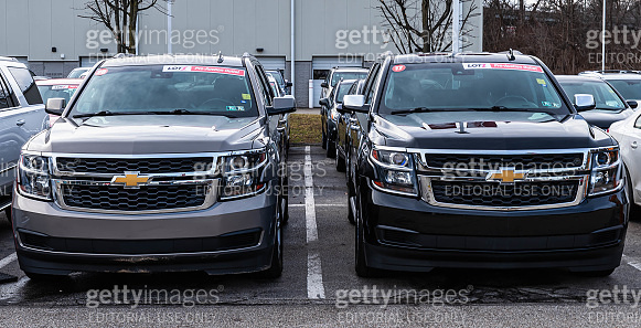 Chevrolet SUVs for sale at a dealership (1890829887) - 게티이미지뱅크