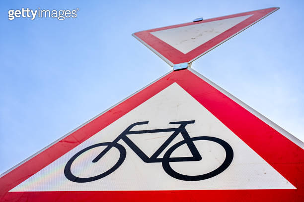 beware of bikes - warning sign in germany (1942099948) - 게티이미지뱅크