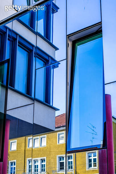 typical windows at a modern office building 이미지 (2059988776) - 게티이미지뱅크