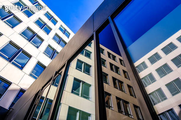 typical windows at a modern office building 이미지 (2059995165) - 게티이미지뱅크