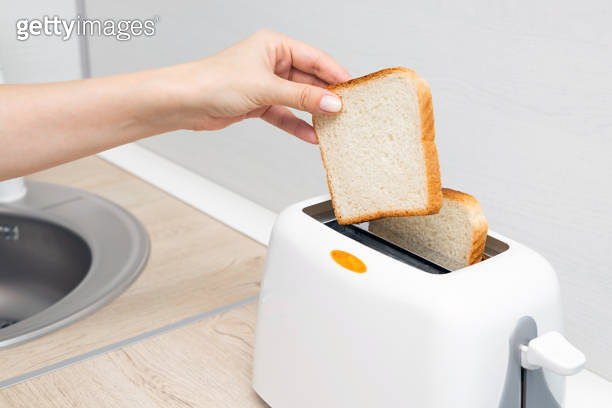 woman's hand putting bread into the toaster, close-up 이미지 (2161211333 ...