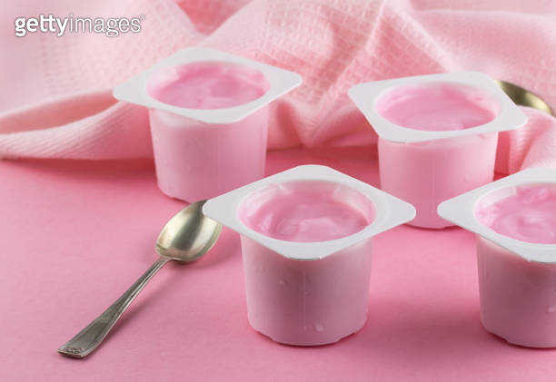 Plastic cups with tasty pink yogurt on pink table 이미지 (2044461314) - 게티 ...