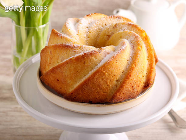 Homemade ring cake with icing sugar 이미지 (2150524173) - 게티이미지뱅크