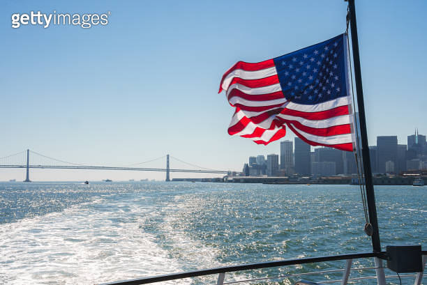 American flag flying from boat in San Francisco Bay. 이미지 (2160082563 ...