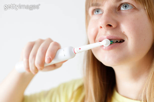 Close-up Of A Woman's Hand Brushing Teeth With Electric Toothbrush 이미지 ...