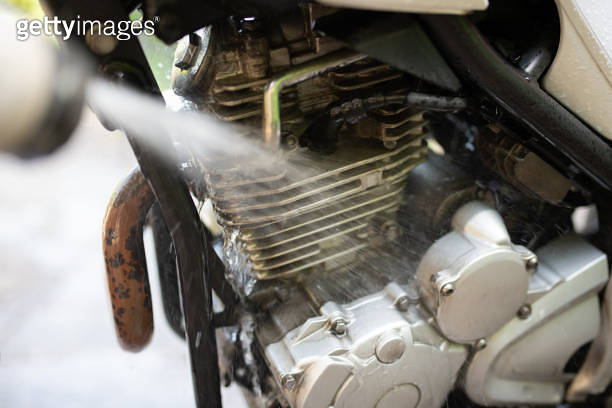 cleaning motorcycle engine 이미지 (2150526392) - 게티이미지뱅크