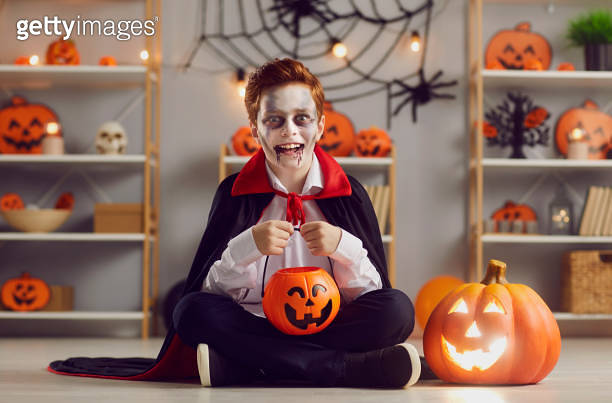 Portrait of happy small boy dressed in vampire for Halloween 이미지 ...