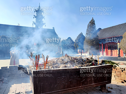 People at Lengyan Temple, Yingkou, Liaoning 이미지 (2157446100) - 게티이미지뱅크