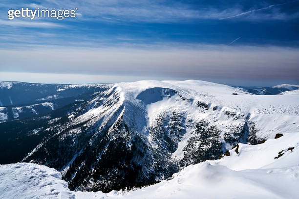 Overwhelmed snow rocky ridge in the Giant Mountains 이미지 (1922859905 ...