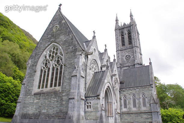 A grey church close to a forest, into the Connemara, in Ireland 이미지 ...