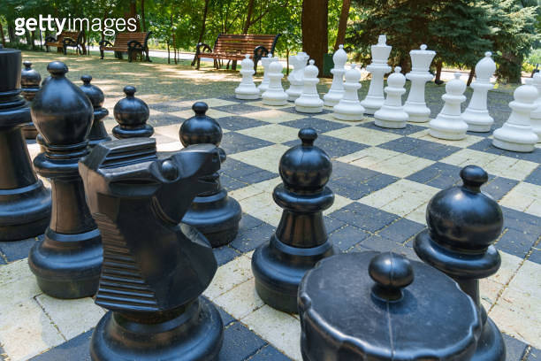street chess in the city park in the summer season (2163659998) - 게티이미지뱅크