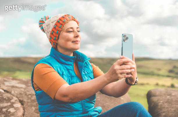 Happy woman tourist hiking and exploring new places 이미지 (2135685689 ...