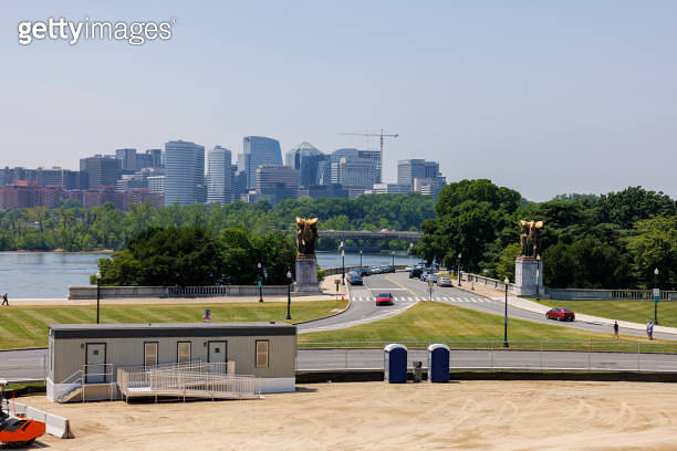 Building activity on the Arlington bridge in Washington, D.C. Arch ...
