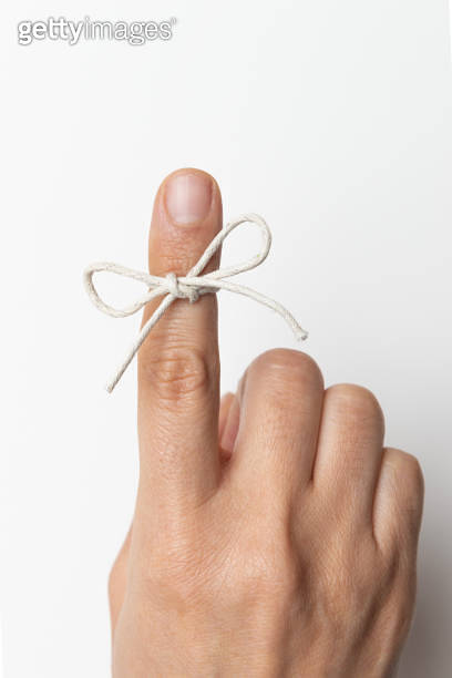 Hand with a String Tied to Finger 이미지 (2165211088) - 게티이미지뱅크