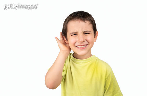 deaf child with hand on ear trying to listen 이미지 (2158978405) - 게티이미지뱅크