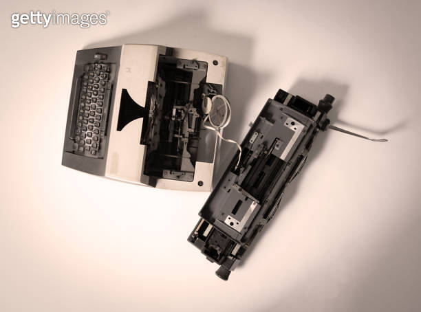 Broken metal typewriter, vintage object 이미지 (2073943614) - 게티이미지뱅크
