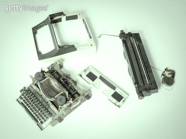 Broken metal typewriter, vintage object 이미지 (2073944122) - 게티이미지뱅크
