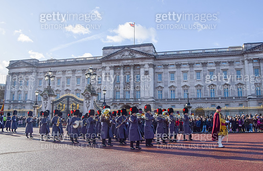 King's Guards march outside Buckingham Palace, London, UK 이미지 ...