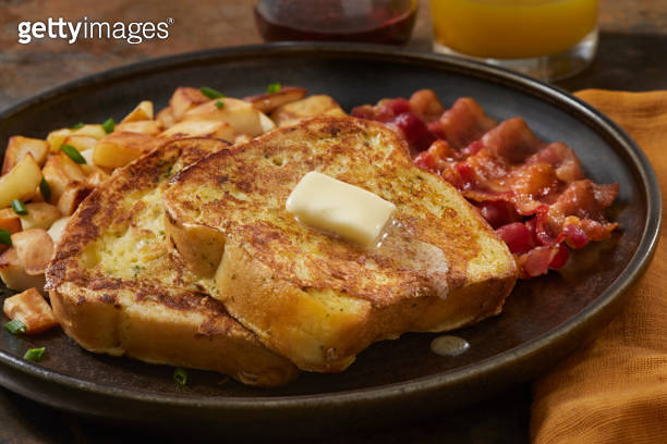 Savoury French Toast with Bacon and Hash browns 이미지 (2158868679) - 게티이미지뱅크