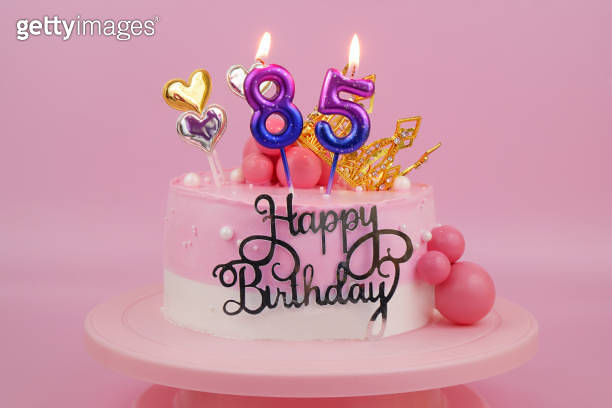 Pink birthday cake with gold crown and burning candles, number 85 이미지 ...
