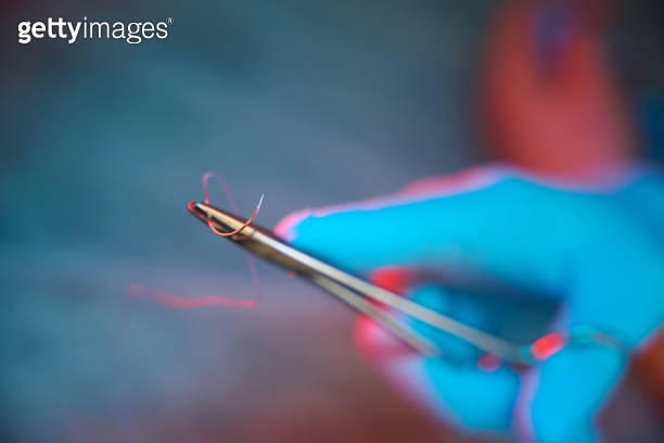 Doctor using sharp-blade cutting instrument during surgery 이미지 ...
