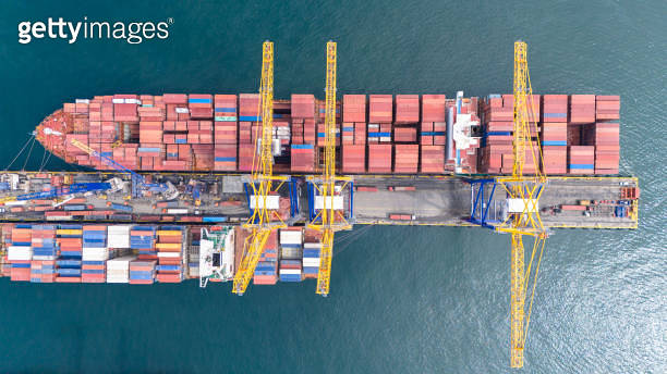 Aerial top view of container ship in a container terminal port. 이미지 ...