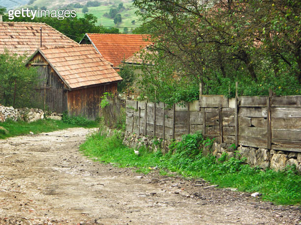 Dirt road in a poor village in Transylvania, Romania 이미지 (2158063168 ...