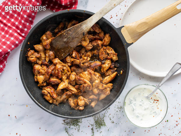 Homemade gyros in a frying pan on kitchen table 이미지 (1990161023) - 게티이미지뱅크