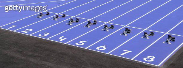 Starting line of running track with eight lanes and starting blocks 이미지 ...