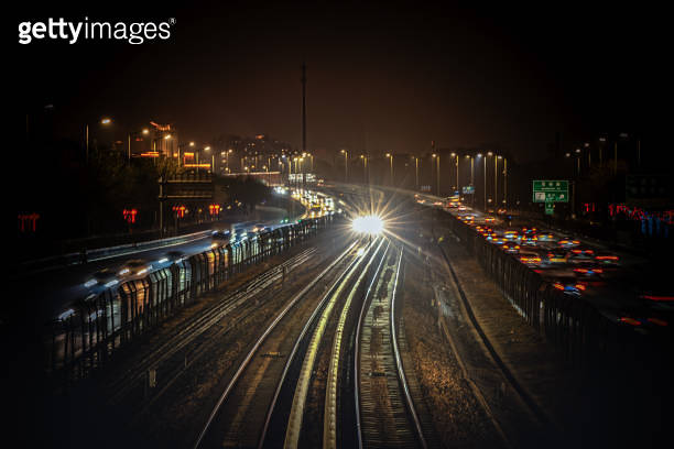 Subway rail transit road traffic at night 이미지 (2113544976) - 게티이미지뱅크