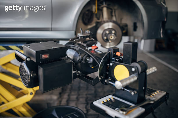 Modern car brake service machine 이미지 (1885712748) - 게티이미지뱅크