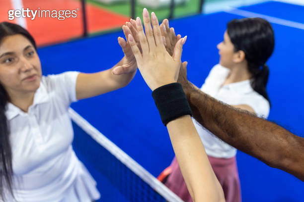 Happy team high-fiving 이미지 (1976043419) - 게티이미지뱅크