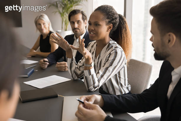 Positive engaged young African manager woman talking to colleagues 이미지 ...