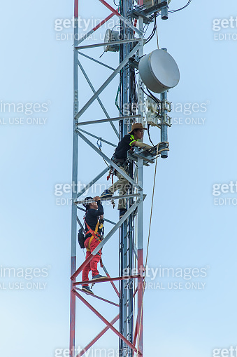 Tower crew working on the heights with the cellular antennas. 이미지 ...