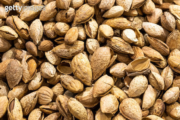 Pile of almond pits in an Asian market (2157979352) - 게티이미지뱅크