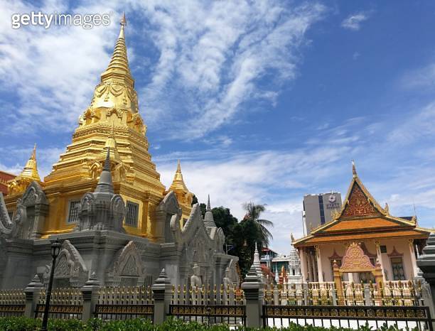 Wat Saravan, officially Wat Saravan Techo, is a wat in Phnom Penh, Cambodia. 이미지 (1998173098 ...