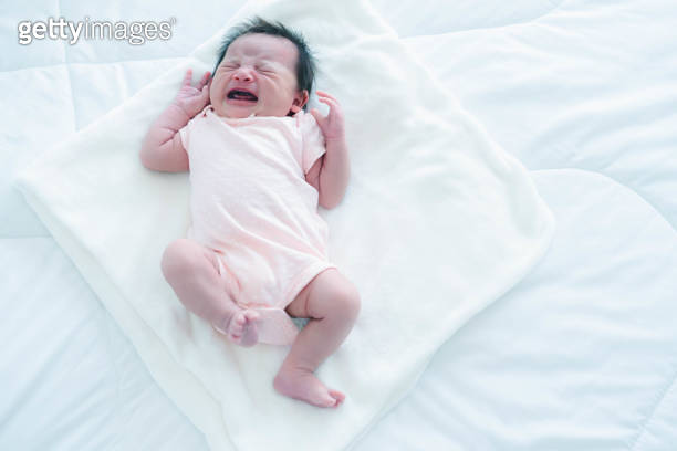 Distressed Infant Crying on Soft White Bedding 이미지 (2148520746) - 게티이미지뱅크