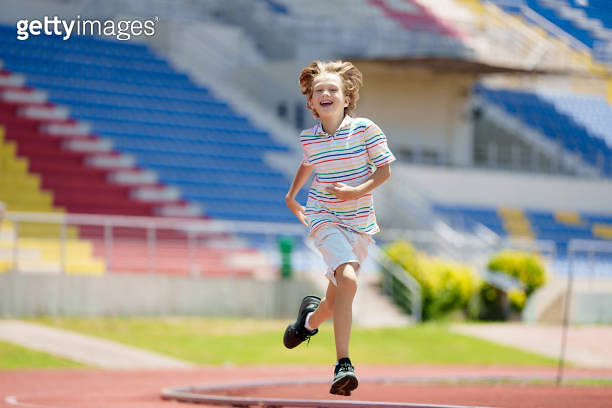 Child exercising. Kid running on stadium. 이미지 (2159590824) - 게티이미지뱅크