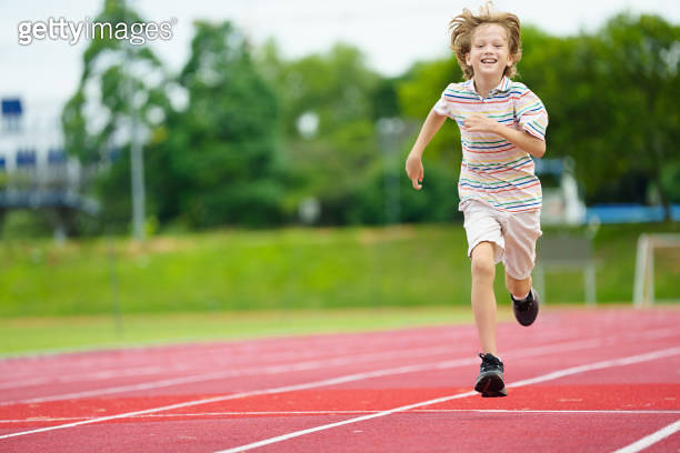 Child exercising. Kid running on stadium. (2159590875) - 게티이미지뱅크