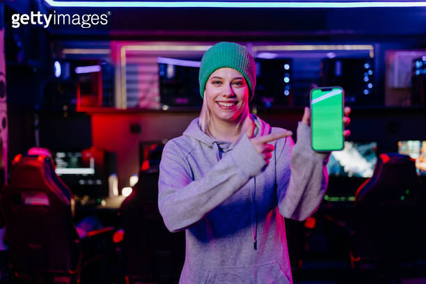 Tech-savvy gamer poses 이미지 (2038395541) - 게티이미지뱅크