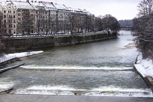 the isar river in munich germany in winter 이미지 (1952148233) - 게티이미지뱅크