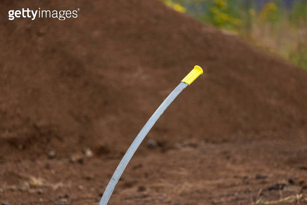 a fiber optic cable on a construction site 이미지 (2158570591) - 게티이미지뱅크