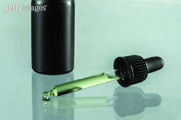 A bottle of liquid with a dropper in it 이미지 (2102109768) - 게티이미지뱅크