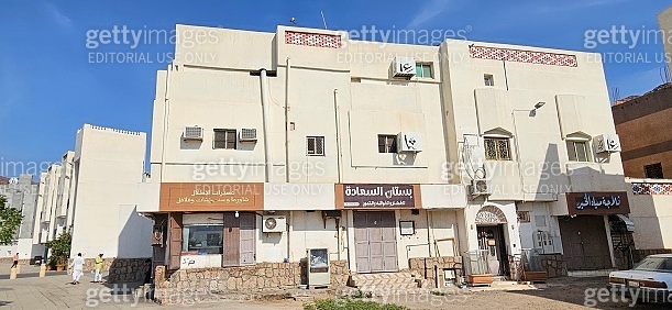 Residential buildings at Al Majed Oud, mosque and historical landmark ...