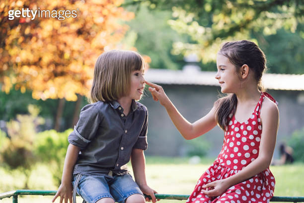 Kids happily poking each other in outdoor park. 이미지 (2161210005) - 게티이미지뱅크