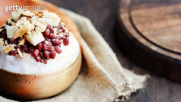 Rice cake topping on red bean bingsu 이미지 (1903606861) - 게티이미지뱅크