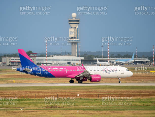 Wizzair Airbus A321 is taxiing at MXP Milano Malpensa international airport (2168145639) - 게티이미지뱅크
