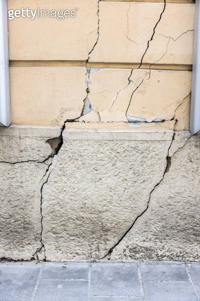 Structural Settlement of an old building. Detail view. 이미지 (2153816420 ...