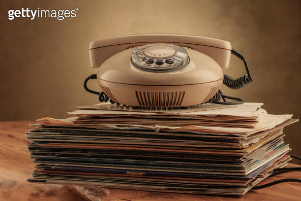 An old rotary phone on a stack of records. 이미지 (2156055977) - 게티이미지뱅크